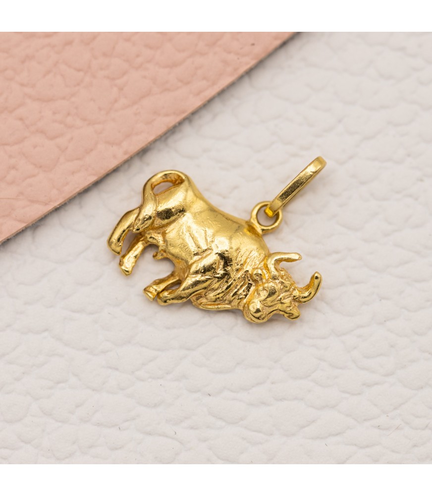 Bella - Vintage bull pendant - 18 ct yellow gold animal charm