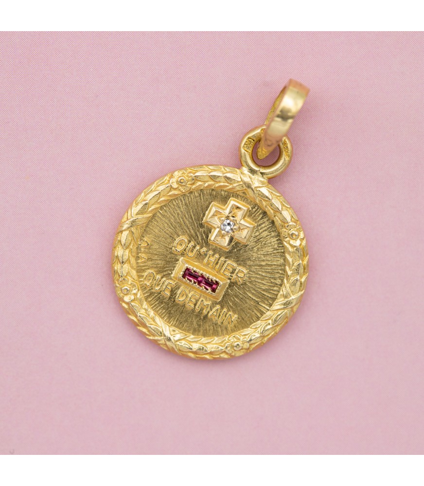 18 k Plus qu'hier et moins que demain - Love medallion - Augis charm